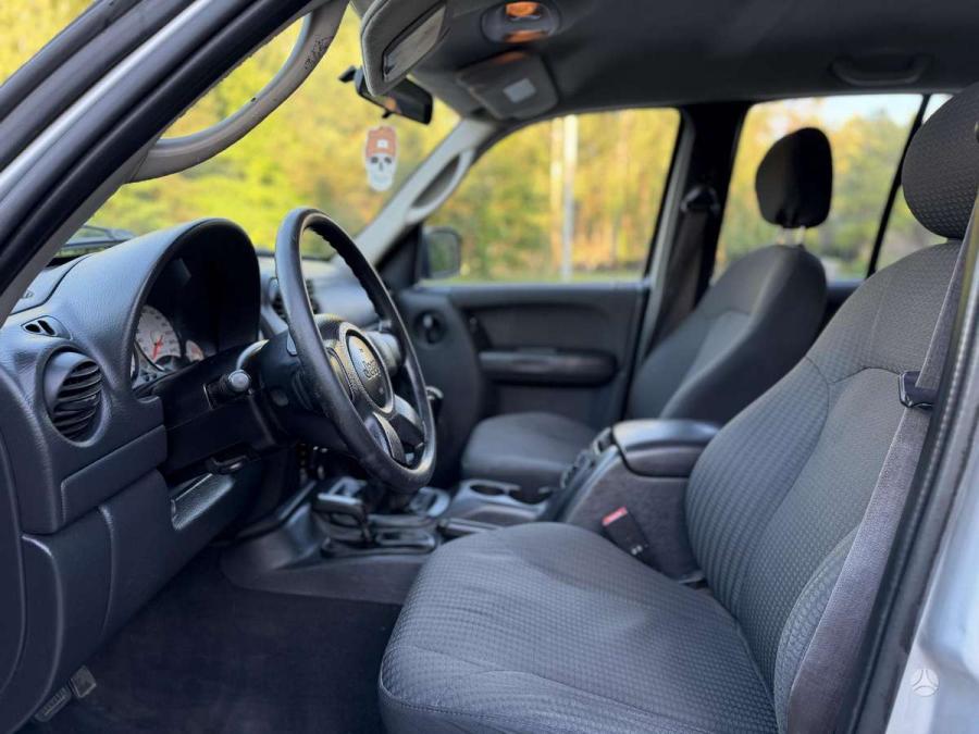 Pelēks Jeep Cherokee 2003 Radviliškis, ar dzinēja tilpumu 2.50 L un nobraukumu 326 tūkst. km par 3600 €, foto 13 vietnē AUTOMOTO.COM.LV
