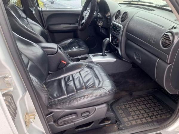 Pelēks Jeep Cherokee 2003 Rīga, ar dzinēja tilpumu 2.80 L un nobraukumu 314 tūkst. km par 2950 €, foto 9 vietnē AUTOMOTO.COM.LV