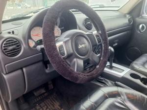 Pelēks Jeep Cherokee 2003 Rīga, ar dzinēja tilpumu 2.80 L un nobraukumu 314 tūkst. km par 2950 €, foto 12 vietnē AUTOMOTO.COM.LV