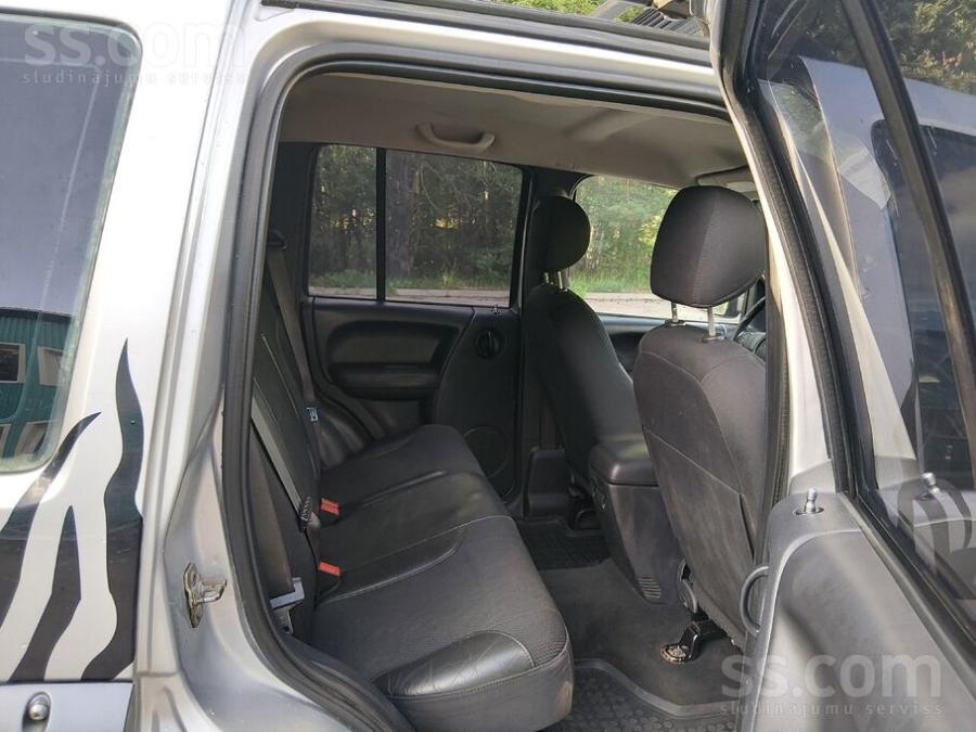 Grey Jeep Cherokee 2003 in Preili, with an engine capacity of 2.80 L and mileage of 305 thousand km for 4500 €, photo 11 on AUTOMOTO.COM.LV