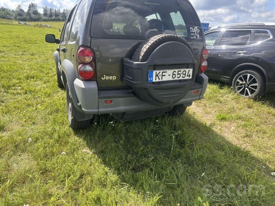 Grey Jeep Cherokee 2004 in Liepaja, with an engine capacity of 3.70 L and mileage of 214 thousand km for 1850 €, photo 3 on AUTOMOTO.COM.LV