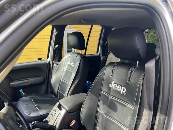 Jeep Cherokee 2004 Rīga vietnē Pelēks Jeep Cherokee 2004 Rīga, ar dzinēja tilpumu 2.50 L un nobraukumu 250 tūkst. km par 2500 €, foto 6 vietnē AUTOMOTO.COM.LV