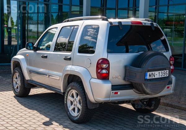 Grey Jeep Cherokee 2005 in Cesis, with an engine capacity of 2.80 L and mileage of 192 thousand km for 4250 €, photo 4 on AUTOMOTO.COM.LV