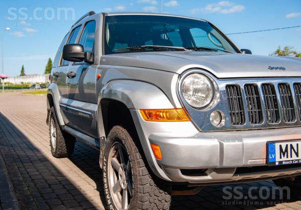 Grey Jeep Cherokee 2005 in Cesis, with an engine capacity of 2.80 L and mileage of 192 thousand km for 4250 €, photo 8 on AUTOMOTO.COM.LV