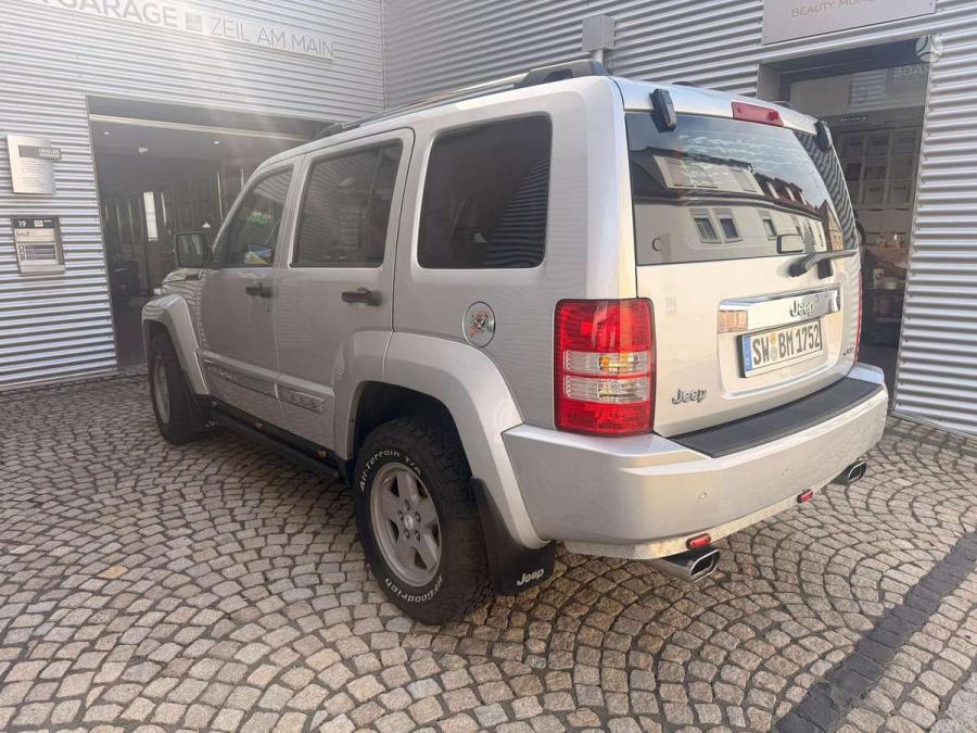Grey Jeep Cherokee 2008 in Utena, with an engine capacity of 2.78 L and mileage of 227 thousand km for 6200 €, photo 4 on AUTOMOTO.COM.LV