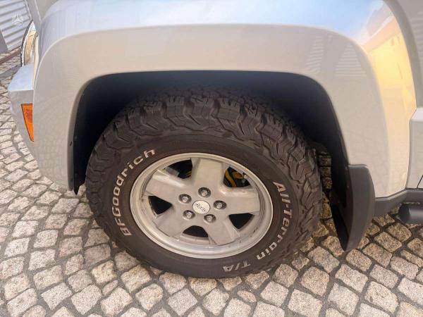Grey Jeep Cherokee 2008 in Utena, with an engine capacity of 2.78 L and mileage of 227 thousand km for 6200 €, photo 5 on AUTOMOTO.COM.LV