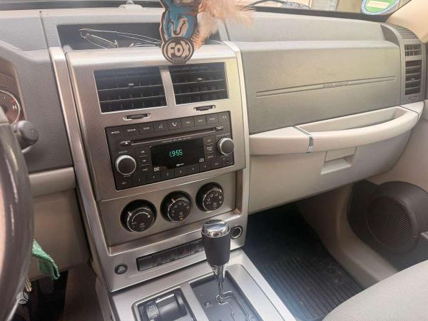 Grey Jeep Cherokee 2008 in Utena, with an engine capacity of 2.78 L and mileage of 227 thousand km for 6200 €, photo 6 on AUTOMOTO.COM.LV