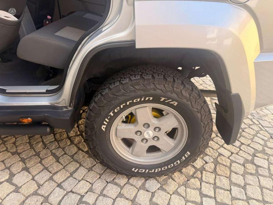 Grey Jeep Cherokee 2008 in Utena, with an engine capacity of 2.78 L and mileage of 227 thousand km for 6200 €, photo 9 on AUTOMOTO.COM.LV