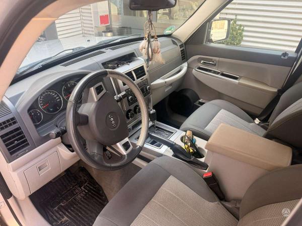 Grey Jeep Cherokee 2008 in Utena, with an engine capacity of 2.78 L and mileage of 227 thousand km for 6200 €, photo 10 on AUTOMOTO.COM.LV