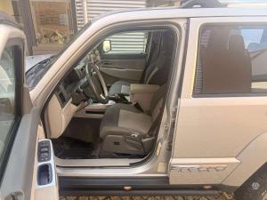 Grey Jeep Cherokee 2008 in Utena, with an engine capacity of 2.78 L and mileage of 227 thousand km for 6200 €, photo 12 on AUTOMOTO.COM.LV