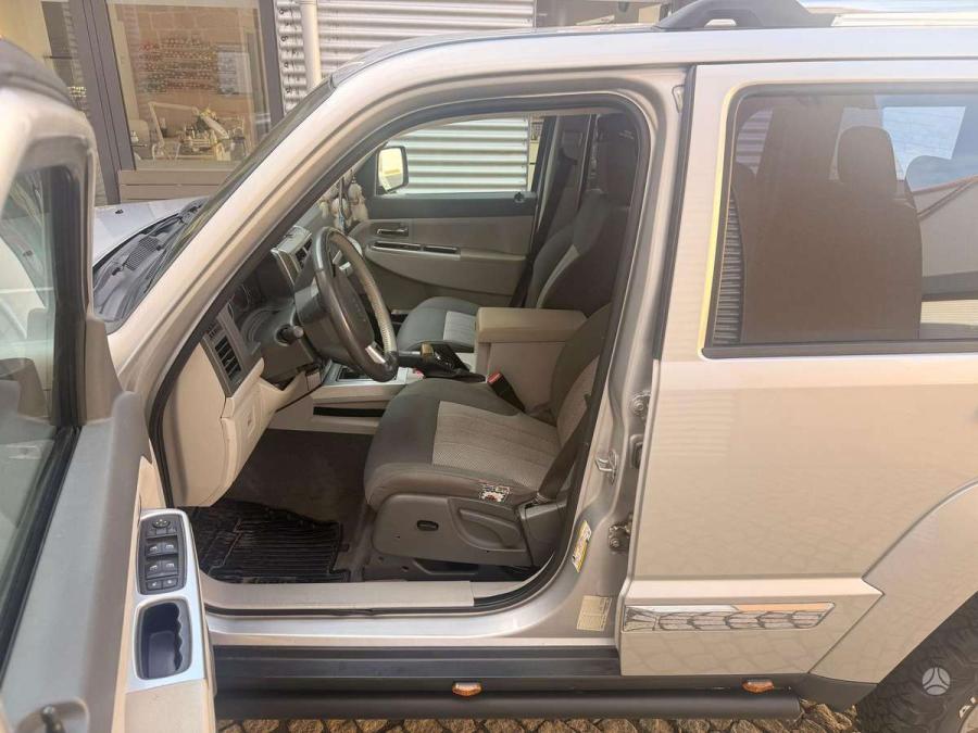 Grey Jeep Cherokee 2008 in Utena, with an engine capacity of 2.78 L and mileage of 227 thousand km for 6200 €, photo 12 on AUTOMOTO.COM.LV