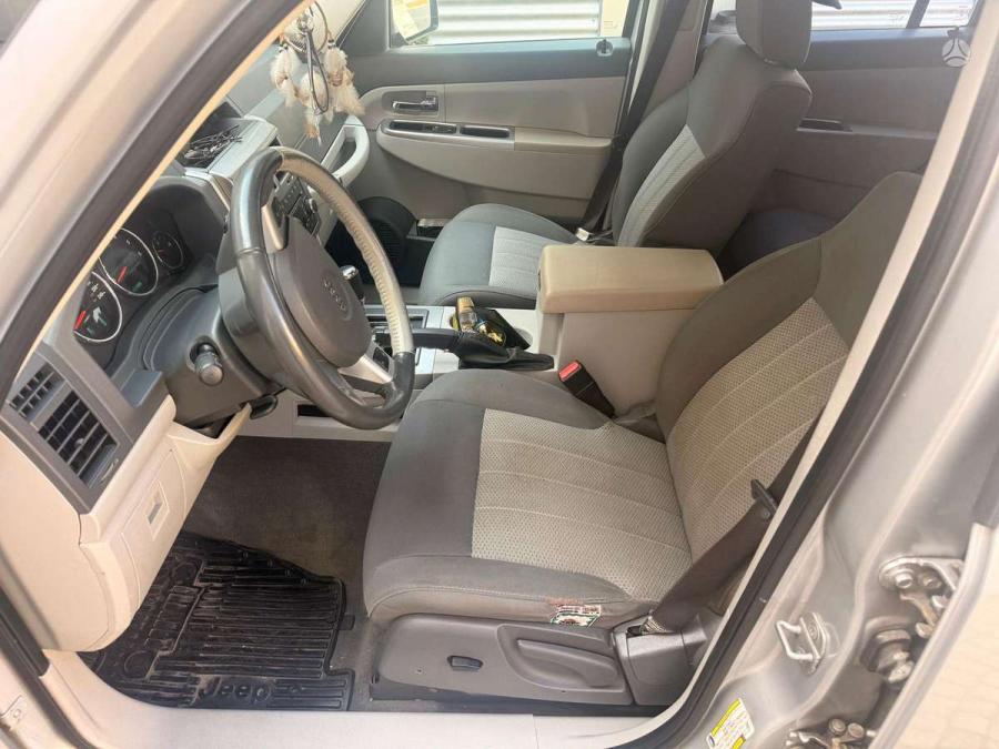 Grey Jeep Cherokee 2008 in Utena, with an engine capacity of 2.78 L and mileage of 227 thousand km for 6200 €, photo 13 on AUTOMOTO.COM.LV