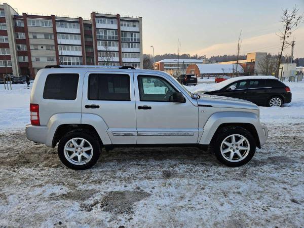 Pelēks Jeep Cherokee 2010 Prienai, ar dzinēja tilpumu 2.78 L un nobraukumu 179 tūkst. km par 5000 €, foto 4 vietnē AUTOMOTO.COM.LV