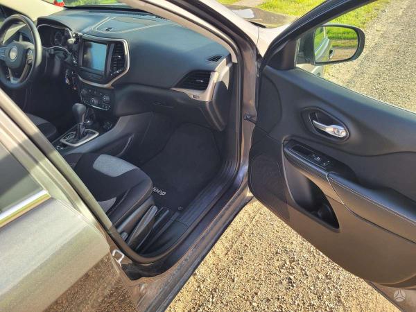 Pelēks Jeep Cherokee 2014 Klaipėda, ar dzinēja tilpumu 2.36 L un nobraukumu 294 tūkst. km par 5200 €, foto 6 vietnē AUTOMOTO.COM.LV