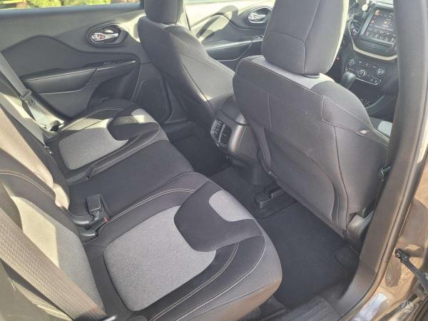 Pelēks Jeep Cherokee 2014 Klaipėda, ar dzinēja tilpumu 2.36 L un nobraukumu 294 tūkst. km par 5200 €, foto 8 vietnē AUTOMOTO.COM.LV