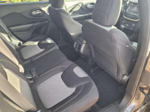 Pelēks Jeep Cherokee 2014 Klaipėda, ar dzinēja tilpumu 2.36 L un nobraukumu 294 tūkst. km par 5200 €, foto 9 vietnē AUTOMOTO.COM.LV