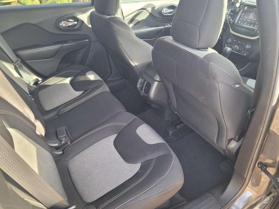 Pelēks Jeep Cherokee 2014 Klaipėda, ar dzinēja tilpumu 2.36 L un nobraukumu 294 tūkst. km par 5200 €, foto 9 vietnē AUTOMOTO.COM.LV