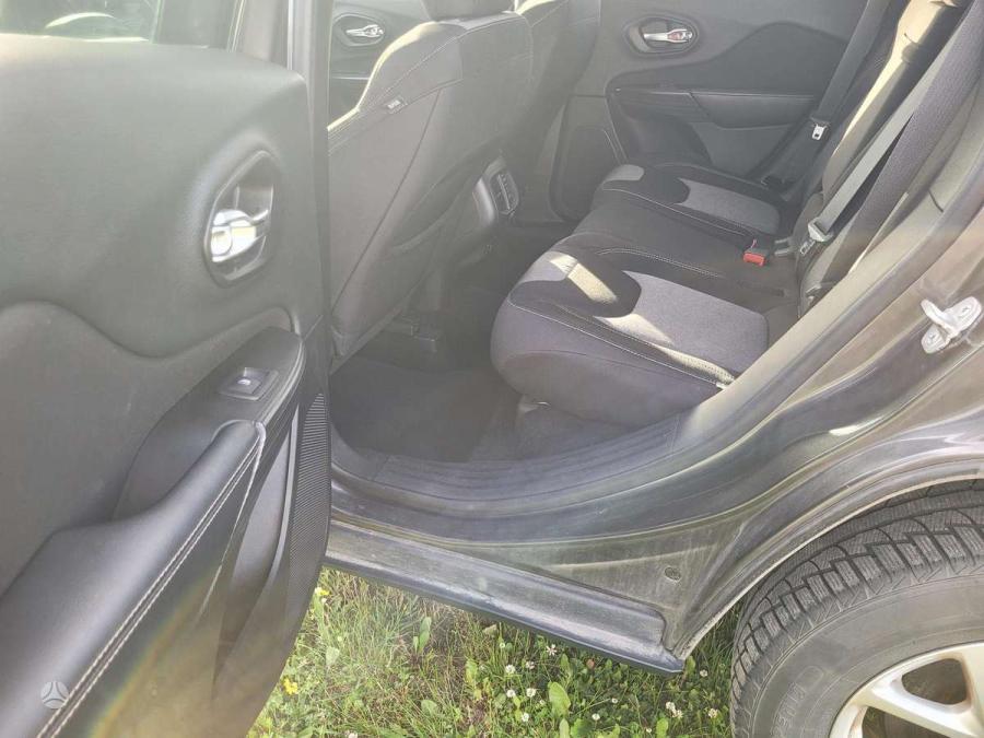 Pelēks Jeep Cherokee 2014 Klaipėda, ar dzinēja tilpumu 2.36 L un nobraukumu 294 tūkst. km par 5200 €, foto 10 vietnē AUTOMOTO.COM.LV