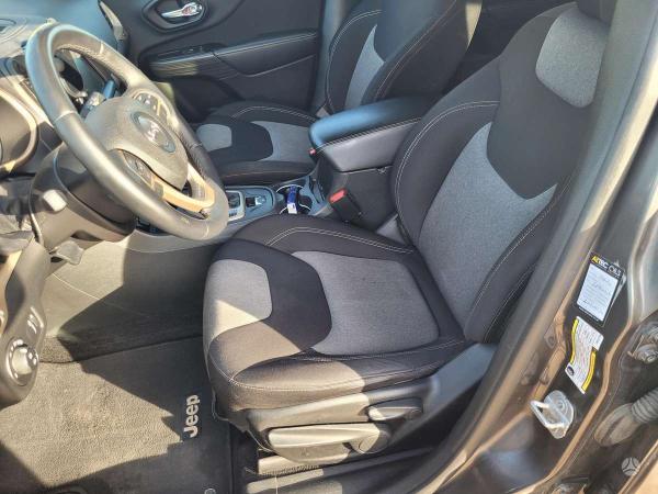 Pelēks Jeep Cherokee 2014 Klaipėda, ar dzinēja tilpumu 2.36 L un nobraukumu 294 tūkst. km par 5200 €, foto 10 vietnē AUTOMOTO.COM.LV