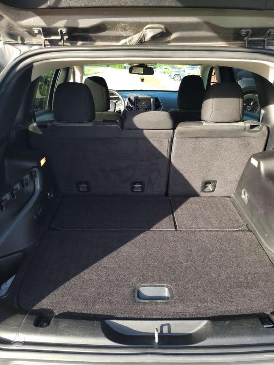 Pelēks Jeep Cherokee 2014 Klaipėda, ar dzinēja tilpumu 2.36 L un nobraukumu 294 tūkst. km par 5200 €, foto 14 vietnē AUTOMOTO.COM.LV