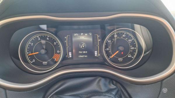 Pelēks Jeep Cherokee 2015 Šauļi, ar dzinēja tilpumu 2.40 L un nobraukumu 175 tūkst. km par 8700 €, foto 11 vietnē AUTOMOTO.COM.LV