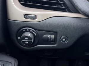 Pelēks Jeep Cherokee 2015 Rīga, ar dzinēja tilpumu 2.00 L un nobraukumu 230 tūkst. km par 11550 €, foto 6 vietnē AUTOMOTO.COM.LV