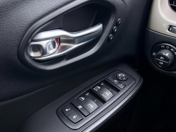 Pelēks Jeep Cherokee 2015 Rīga, ar dzinēja tilpumu 2.00 L un nobraukumu 230 tūkst. km par 11550 €, foto 6 vietnē AUTOMOTO.COM.LV