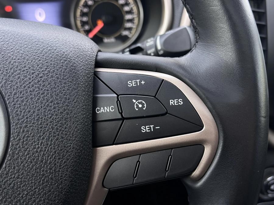 Pelēks Jeep Cherokee 2015 Rīga, ar dzinēja tilpumu 2.00 L un nobraukumu 230 tūkst. km par 11550 €, foto 13 vietnē AUTOMOTO.COM.LV