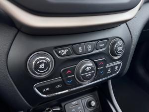 Pelēks Jeep Cherokee 2015 Rīga, ar dzinēja tilpumu 2.00 L un nobraukumu 230 tūkst. km par 11550 €, foto 16 vietnē AUTOMOTO.COM.LV
