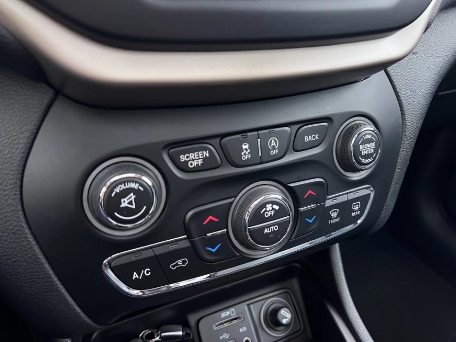 Pelēks Jeep Cherokee 2015 Rīga, ar dzinēja tilpumu 2.00 L un nobraukumu 230 tūkst. km par 11550 €, foto 16 vietnē AUTOMOTO.COM.LV