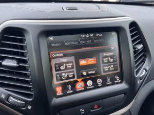 Pelēks Jeep Cherokee 2015 Rīga, ar dzinēja tilpumu 2.00 L un nobraukumu 230 tūkst. km par 11550 €, foto 19 vietnē AUTOMOTO.COM.LV