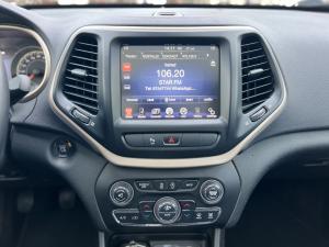 Pelēks Jeep Cherokee 2015 Rīga, ar dzinēja tilpumu 2.00 L un nobraukumu 230 tūkst. km par 11550 €, foto 20 vietnē AUTOMOTO.COM.LV