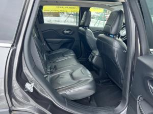 Pelēks Jeep Cherokee 2015 Rīga, ar dzinēja tilpumu 2.00 L un nobraukumu 230 tūkst. km par 11550 €, foto 23 vietnē AUTOMOTO.COM.LV