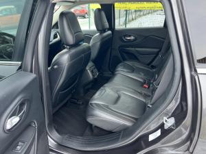 Pelēks Jeep Cherokee 2015 Rīga, ar dzinēja tilpumu 2.00 L un nobraukumu 230 tūkst. km par 11550 €, foto 25 vietnē AUTOMOTO.COM.LV