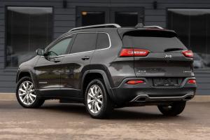 Grey Jeep Cherokee 2015 in Jelgava, with an engine capacity of 2.00 L and mileage of 140 thousand km for 12650 €, photo 3 on AUTOMOTO.COM.LV
