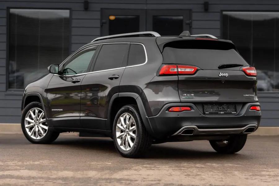 Grey Jeep Cherokee 2015 in Jelgava, with an engine capacity of 2.00 L and mileage of 140 thousand km for 12650 €, photo 3 on AUTOMOTO.COM.LV