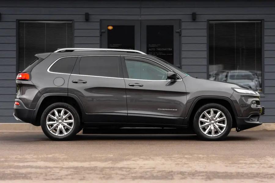 Grey Jeep Cherokee 2015 in Jelgava, with an engine capacity of 2.00 L and mileage of 140 thousand km for 12650 €, photo 7 on AUTOMOTO.COM.LV