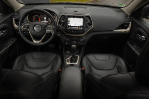 Grey Jeep Cherokee 2015 in Jelgava, with an engine capacity of 2.00 L and mileage of 140 thousand km for 12650 €, photo 9 on AUTOMOTO.COM.LV