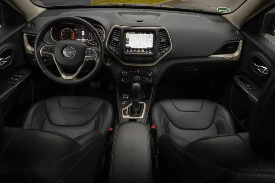Grey Jeep Cherokee 2015 in Jelgava, with an engine capacity of 2.00 L and mileage of 140 thousand km for 12650 €, photo 9 on AUTOMOTO.COM.LV