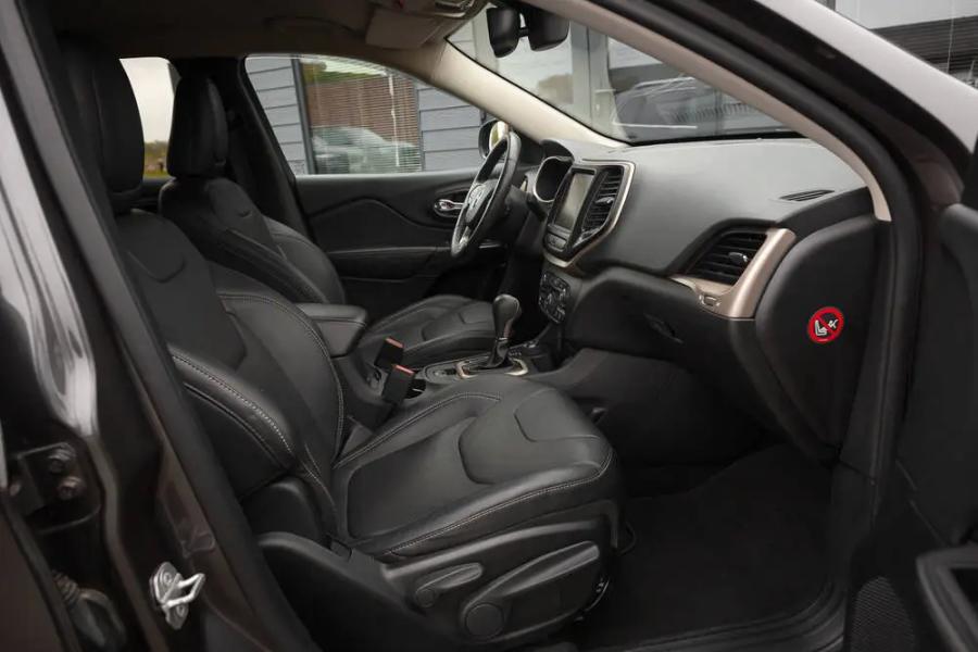 Grey Jeep Cherokee 2015 in Jelgava, with an engine capacity of 2.00 L and mileage of 140 thousand km for 12650 €, photo 10 on AUTOMOTO.COM.LV