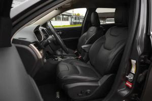 Grey Jeep Cherokee 2015 in Jelgava, with an engine capacity of 2.00 L and mileage of 140 thousand km for 12650 €, photo 12 on AUTOMOTO.COM.LV