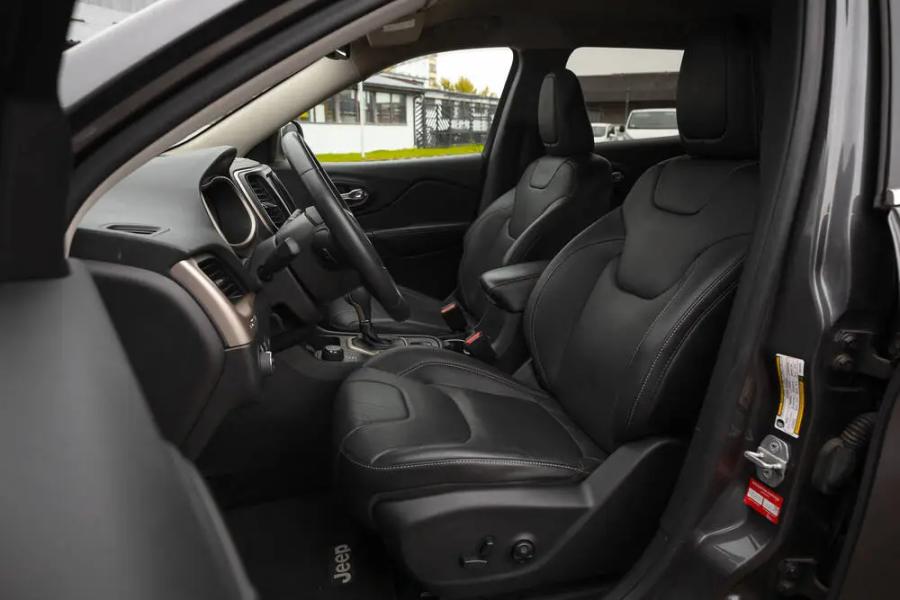 Grey Jeep Cherokee 2015 in Jelgava, with an engine capacity of 2.00 L and mileage of 140 thousand km for 12650 €, photo 12 on AUTOMOTO.COM.LV