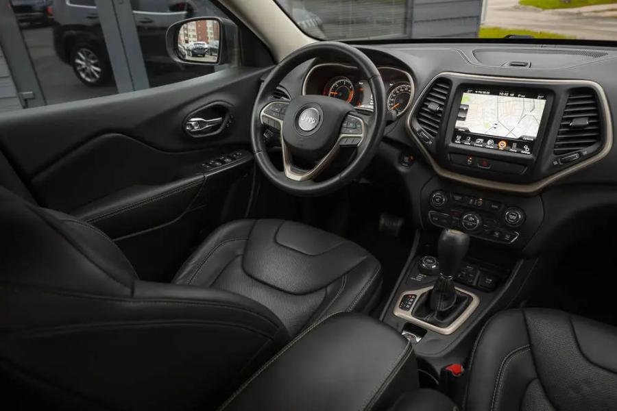 Grey Jeep Cherokee 2015 in Jelgava, with an engine capacity of 2.00 L and mileage of 140 thousand km for 12650 €, photo 13 on AUTOMOTO.COM.LV