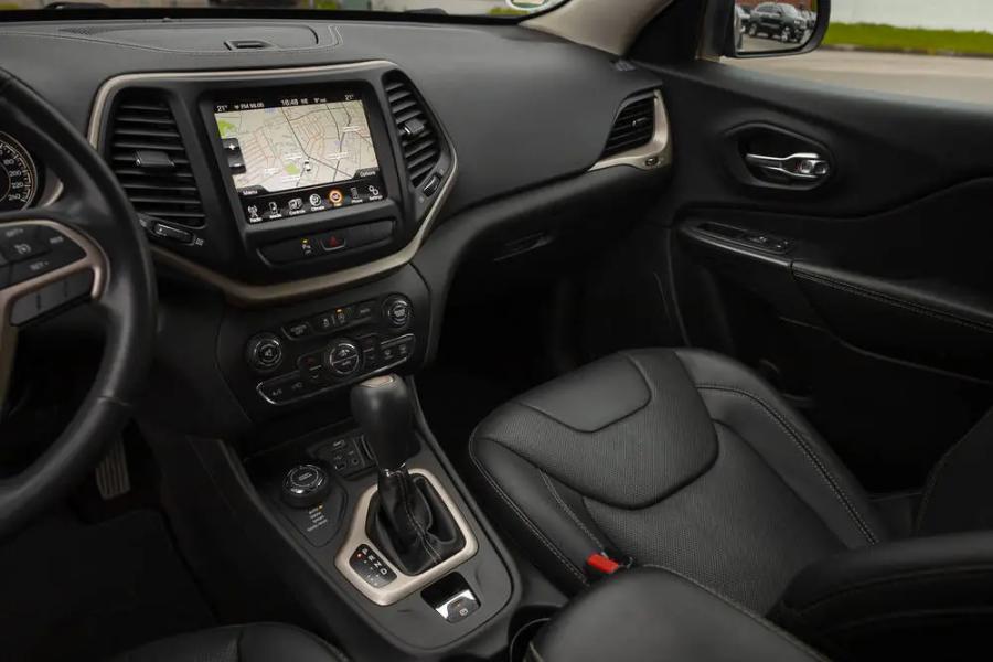 Grey Jeep Cherokee 2015 in Jelgava, with an engine capacity of 2.00 L and mileage of 140 thousand km for 12650 €, photo 14 on AUTOMOTO.COM.LV