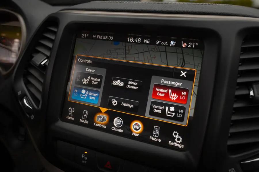 Grey Jeep Cherokee 2015 in Jelgava, with an engine capacity of 2.00 L and mileage of 140 thousand km for 12650 €, photo 15 on AUTOMOTO.COM.LV