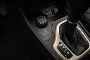 Grey Jeep Cherokee 2015 in Jelgava, with an engine capacity of 2.00 L and mileage of 140 thousand km for 12650 €, photo 17 on AUTOMOTO.COM.LV