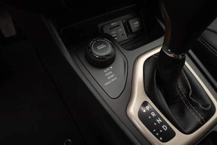 Grey Jeep Cherokee 2015 in Jelgava, with an engine capacity of 2.00 L and mileage of 140 thousand km for 12650 €, photo 17 on AUTOMOTO.COM.LV