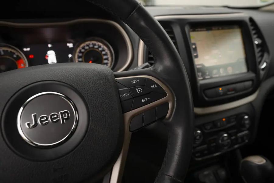 Grey Jeep Cherokee 2015 in Jelgava, with an engine capacity of 2.00 L and mileage of 140 thousand km for 12650 €, photo 20 on AUTOMOTO.COM.LV