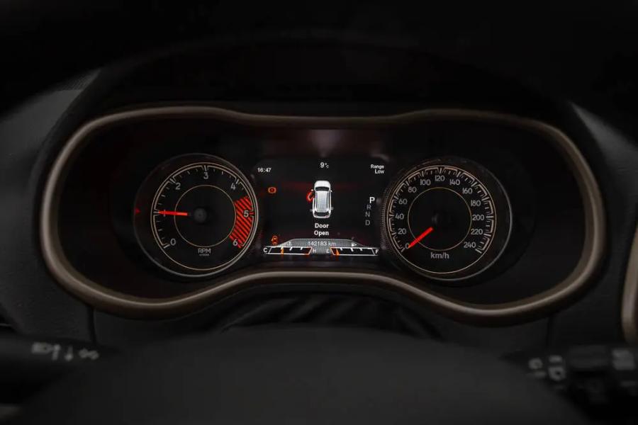 Grey Jeep Cherokee 2015 in Jelgava, with an engine capacity of 2.00 L and mileage of 140 thousand km for 12650 €, photo 21 on AUTOMOTO.COM.LV