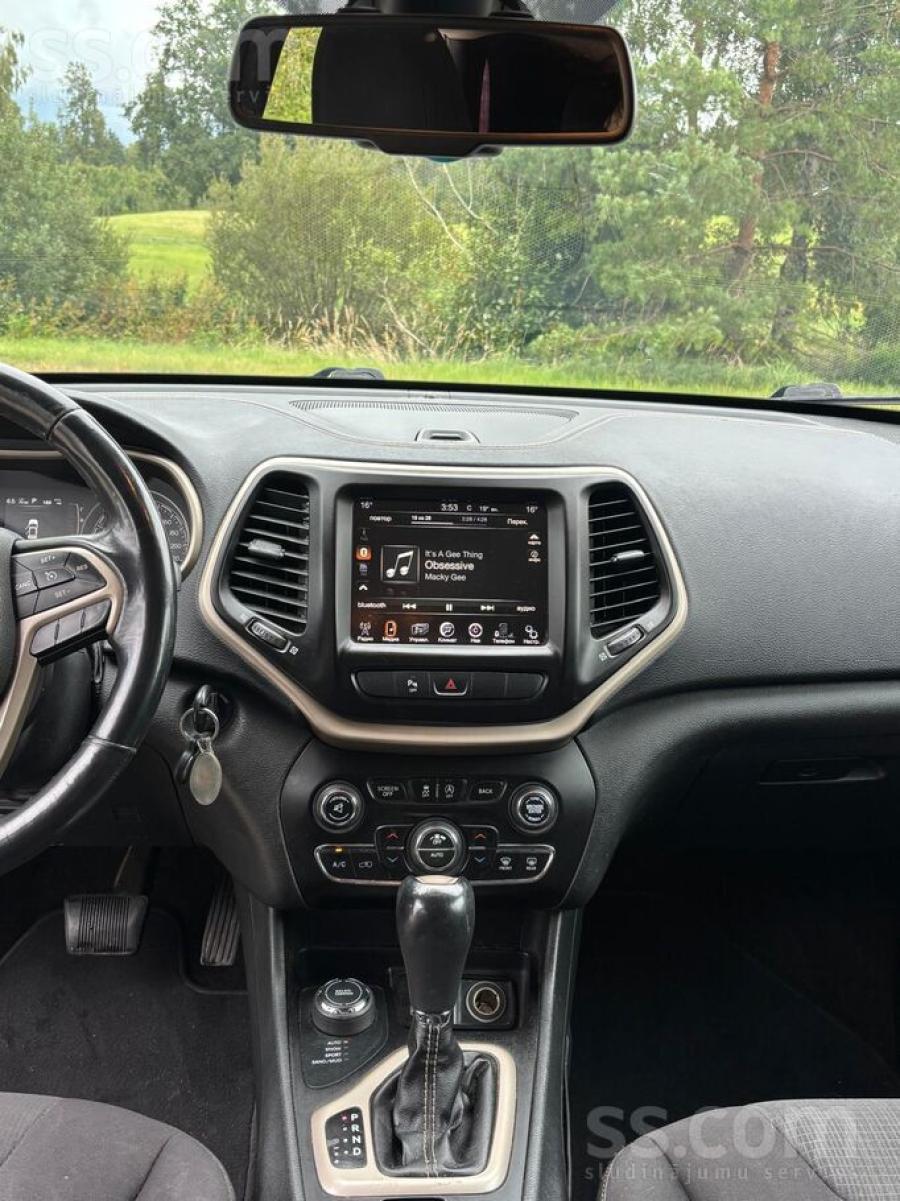 Pelēks Jeep Cherokee 2015 Rīga, ar dzinēja tilpumu 2.00 L un nobraukumu 200 tūkst. km par 9200 €, foto 4 vietnē AUTOMOTO.COM.LV